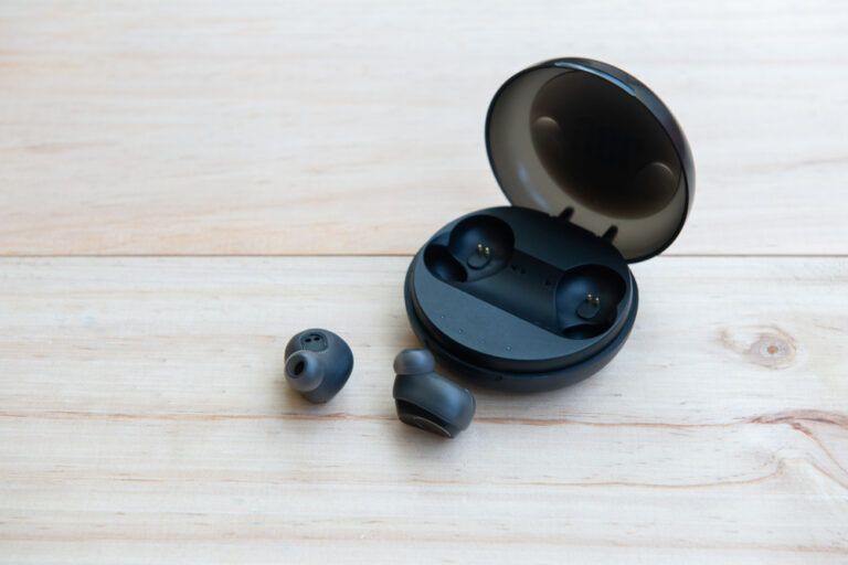 Earbuds premium dengan teknologi noise cancelling aktif untuk ...